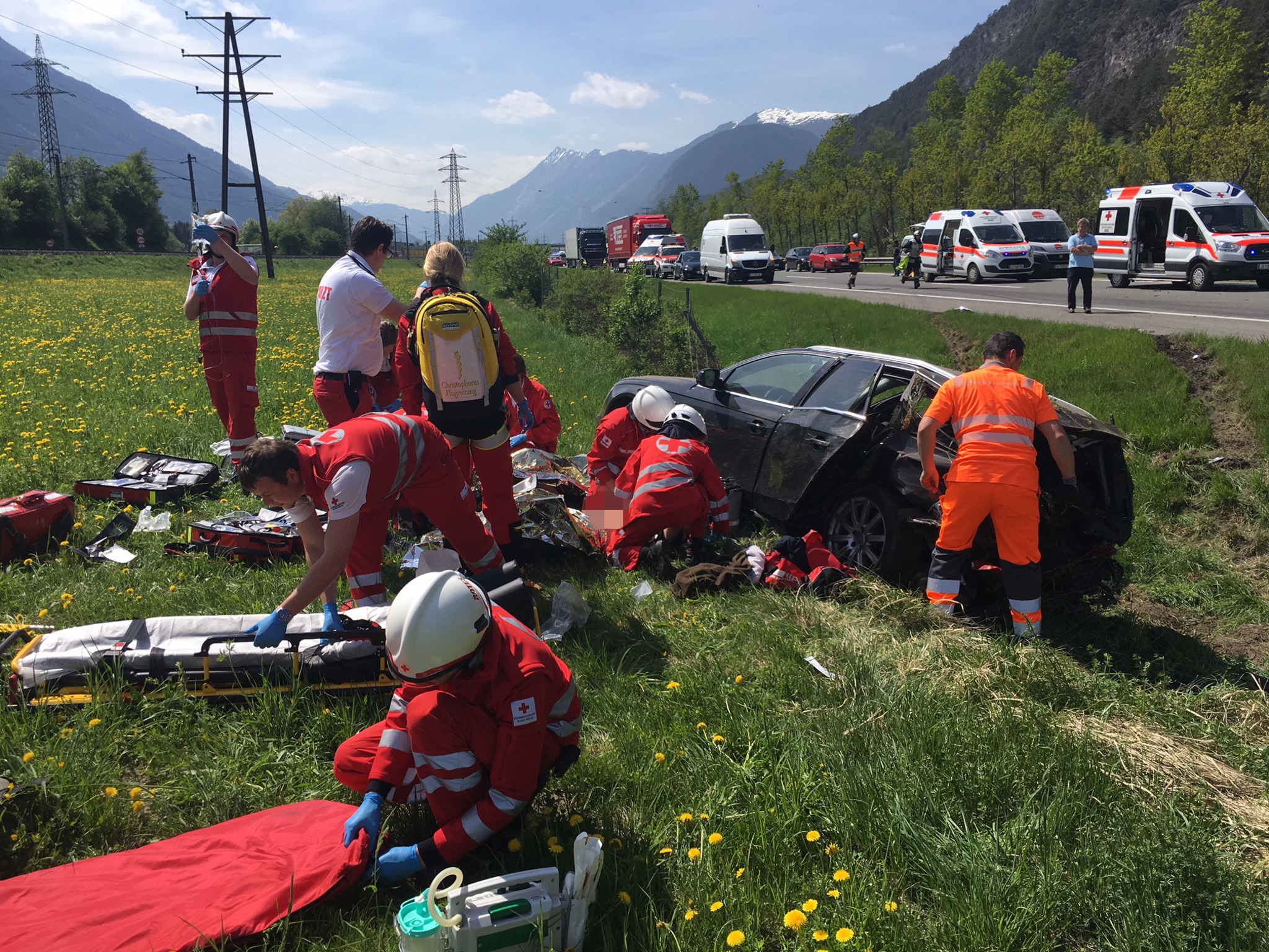 Schwerer Unfall bei Rietz: drei Fahrzeuge beteiligt, vier Verletzte - Telfs