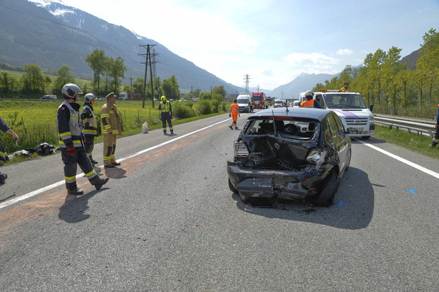 Schwerer Unfall bei Rietz: drei Fahrzeuge beteiligt, vier Verletzte - Telfs