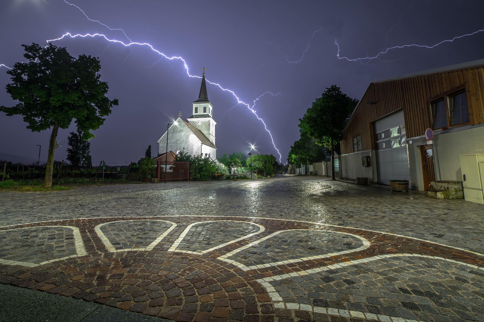 Regen und Blitze wie im Hochsommer - Baden
