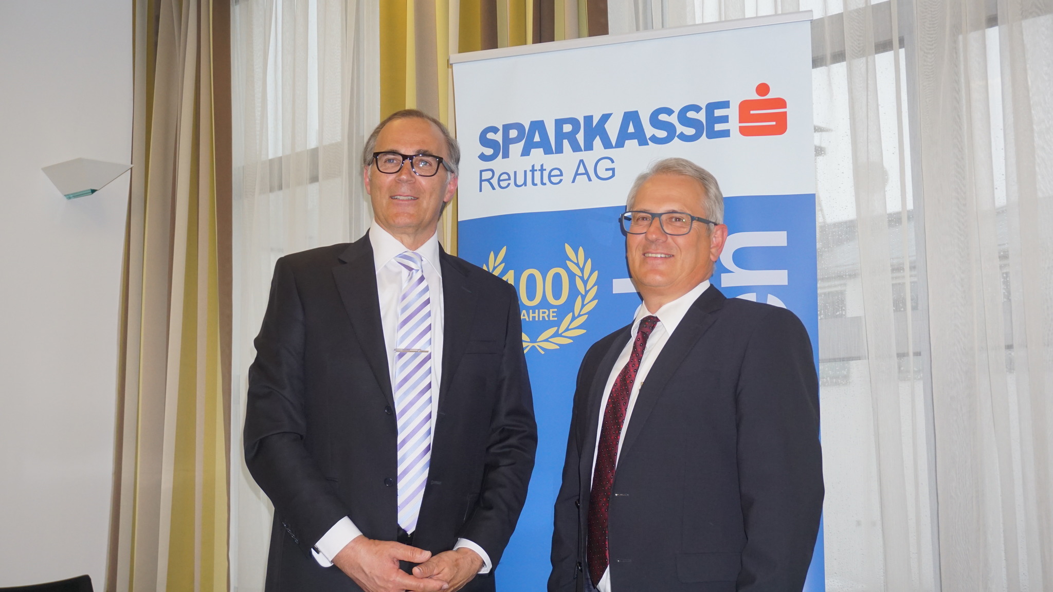 "Mehr als zufrieden": Sparkassen-Chefs ziehen positive Bilanz für 2017 ...