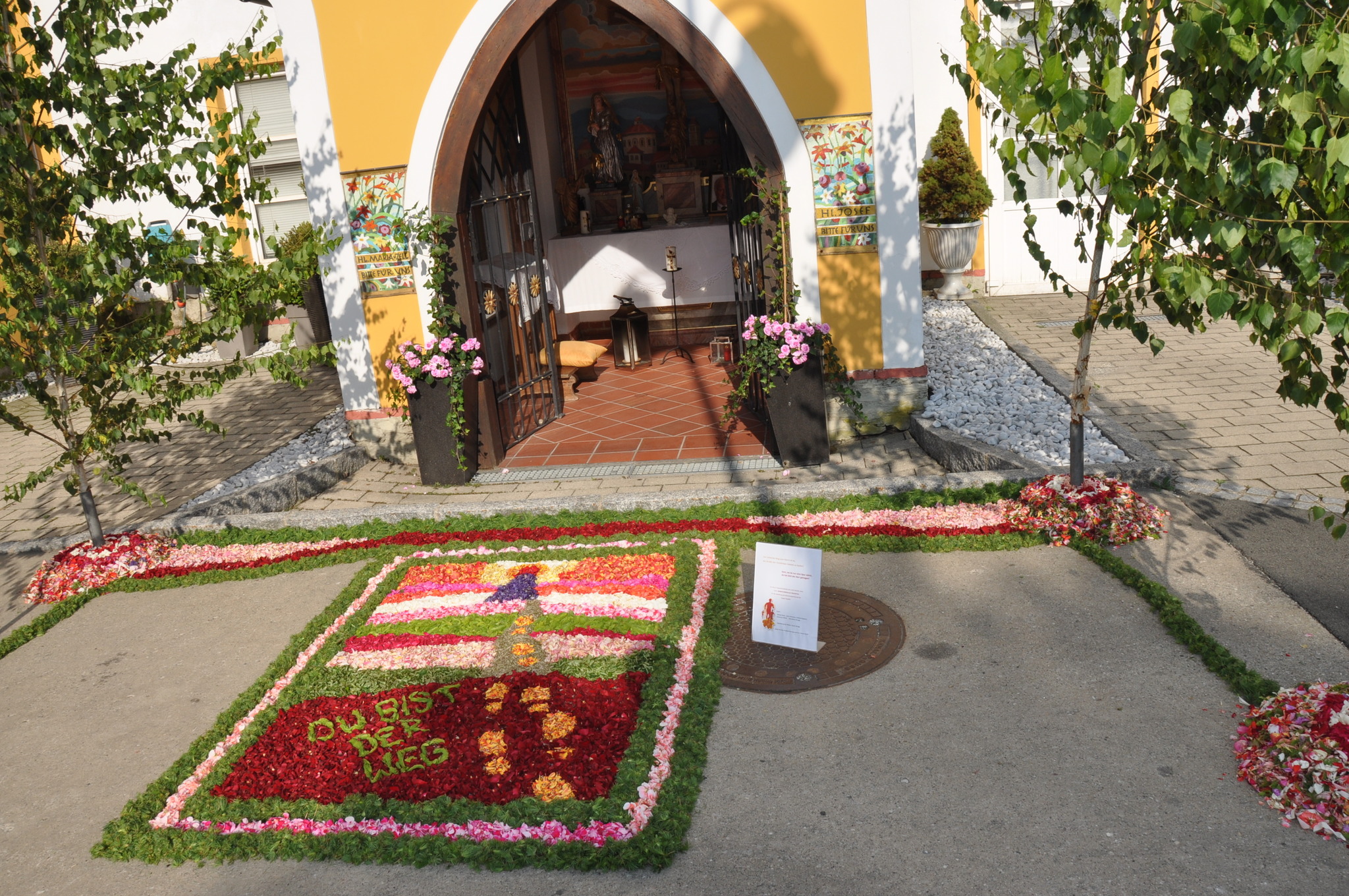 Fronleichnam in Frauental - Blumenteppiche als christliche Symbole ...