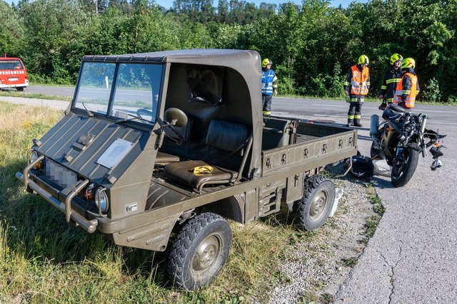 Motorradlenker fuhr auf Bundeswehr-Oldtimer auf - Wels & Wels Land