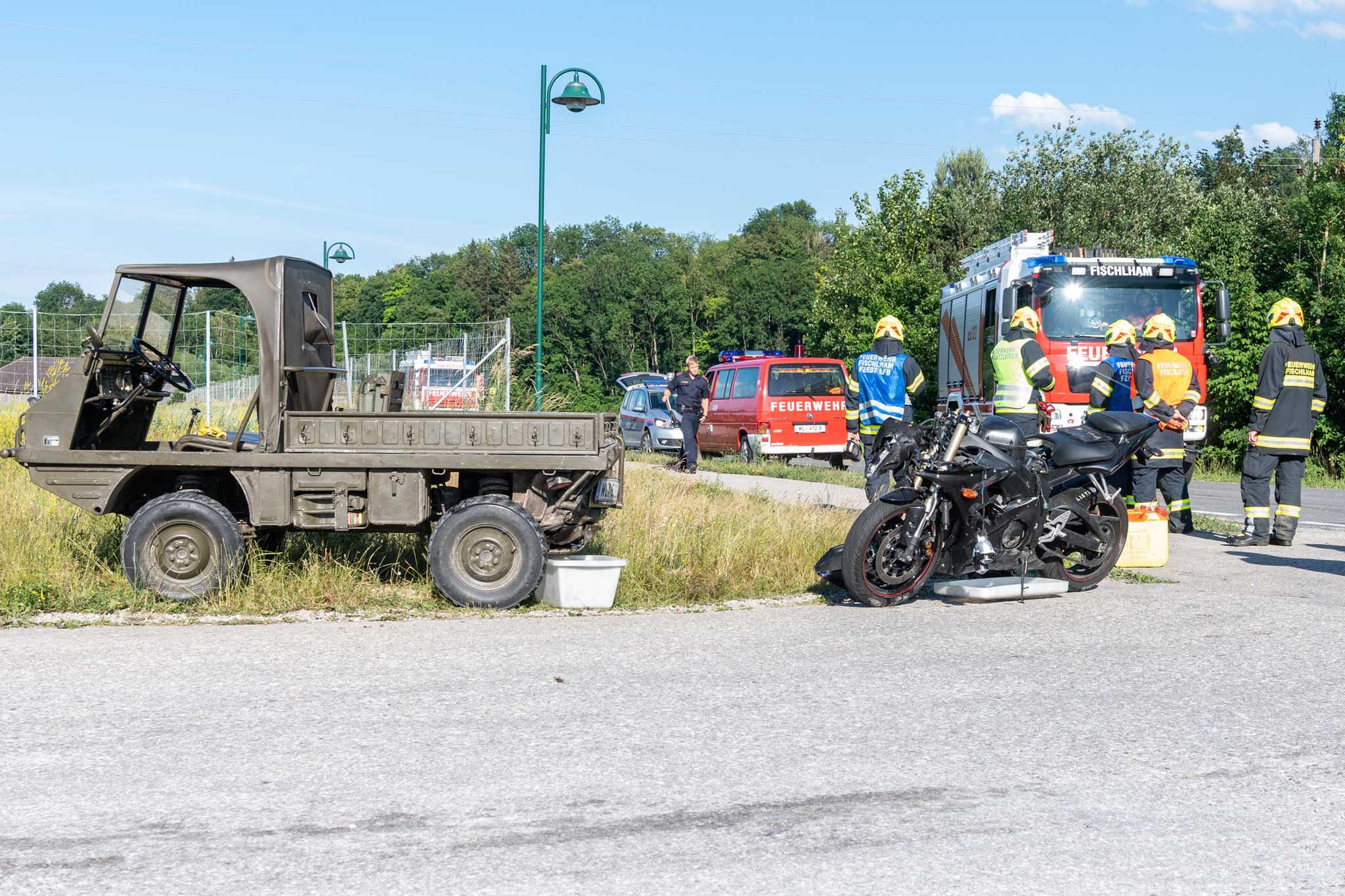 Motorradlenker fuhr auf Bundeswehr-Oldtimer auf - Wels & Wels Land