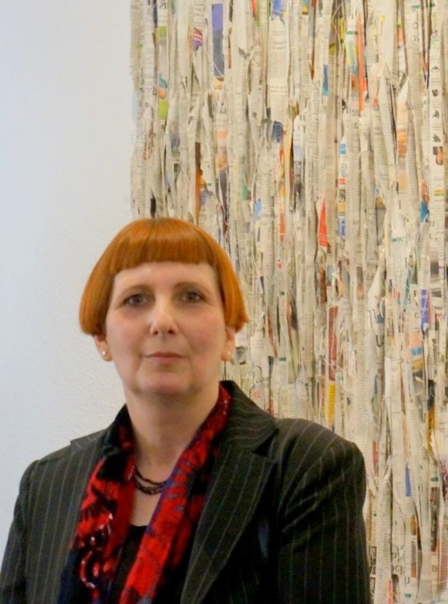 Hallerin Barbara Fuchs stellt Papierkunst in Ladis aus - Hall-Rum