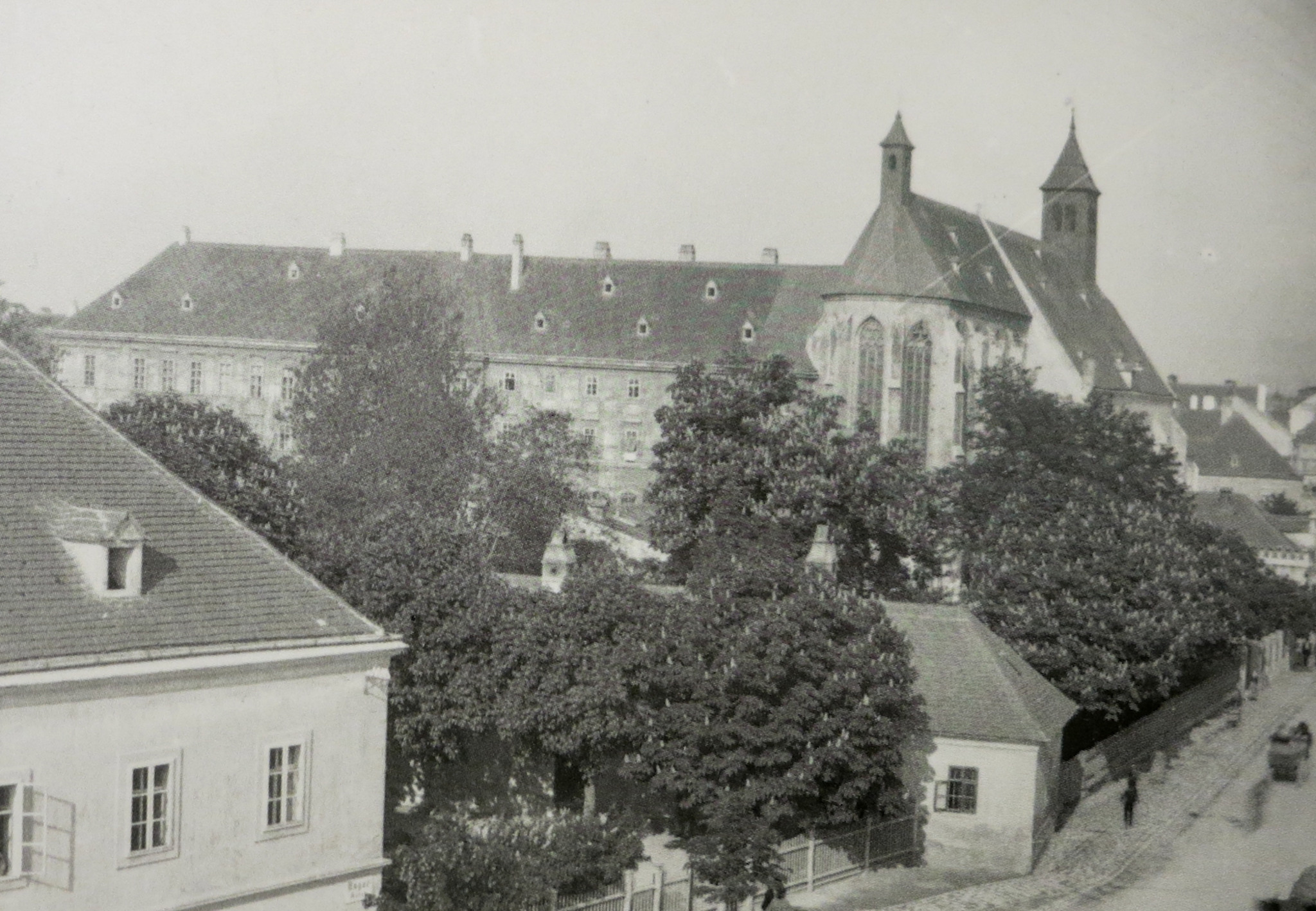 Damals & Heute: Neukloster Ostfassade - Wiener Neustadt