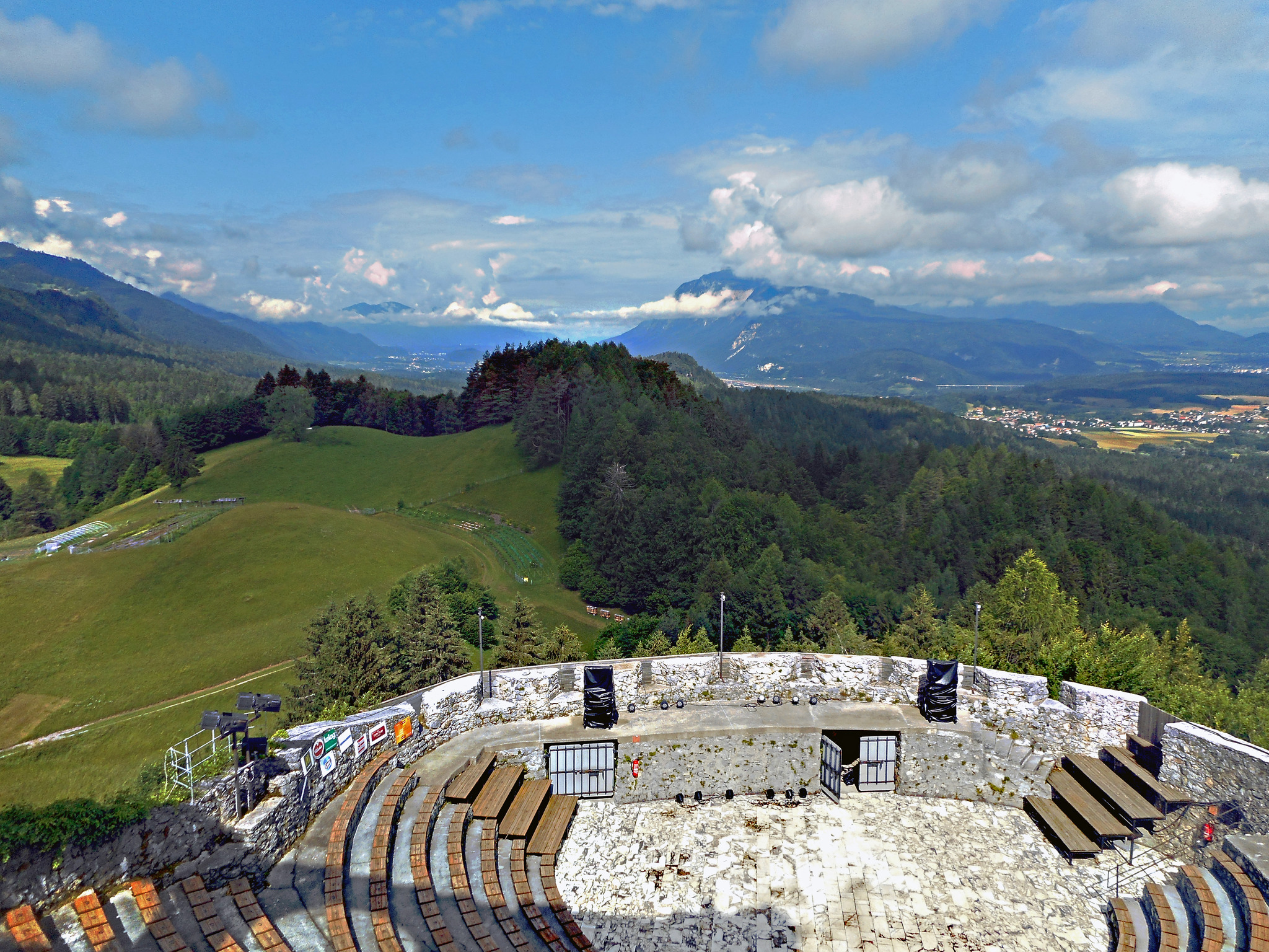 Burgarena Finkenstein - Blick in das Gailtal - Villach Land