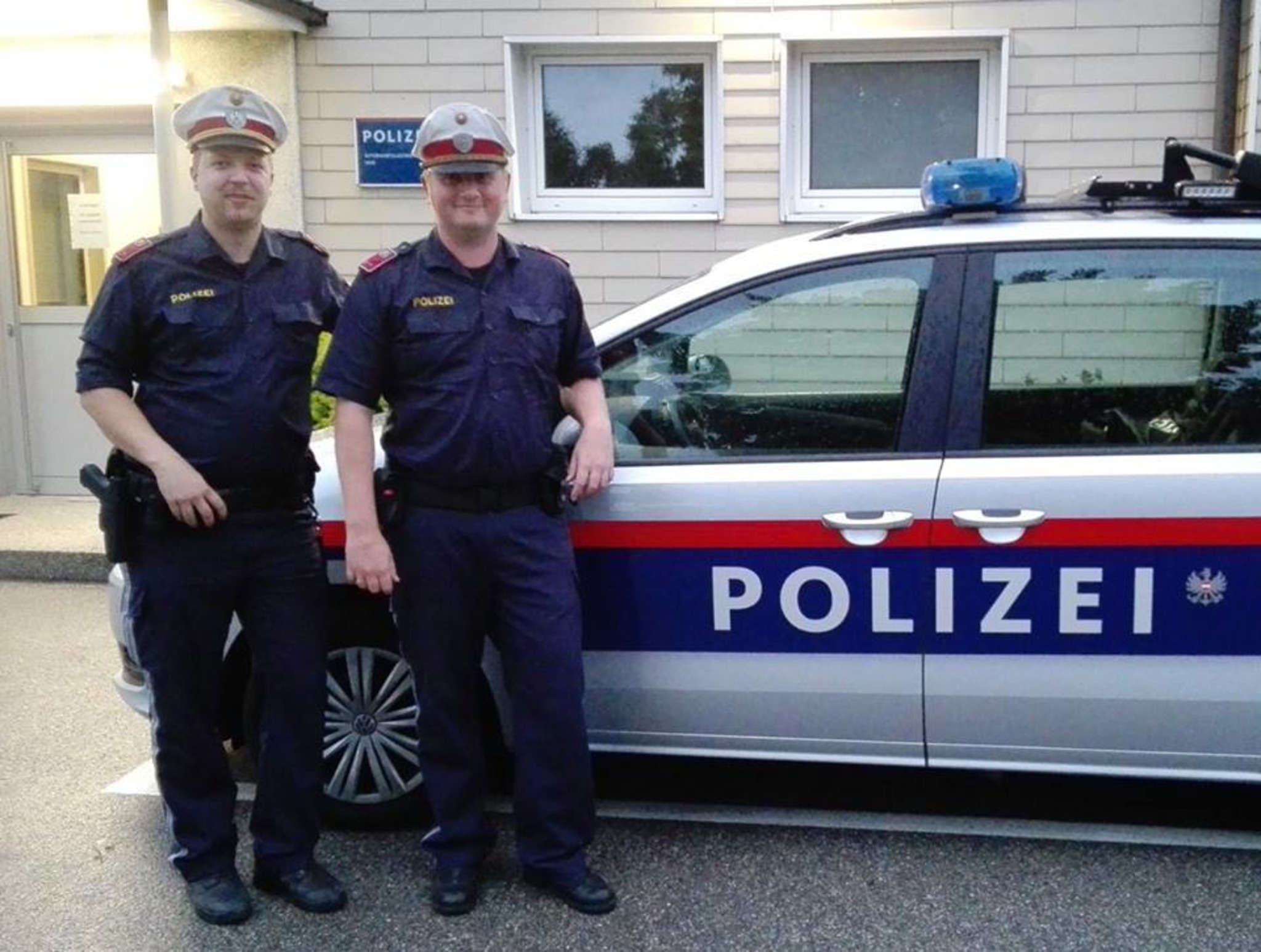 Polizisten in Linz als Lebensretter - Linz