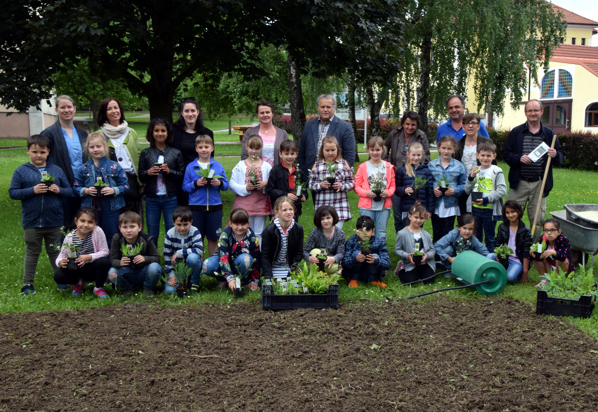 Stinatzer Schulkinder legen Blumenwiese für Schmetterlinge an - Güssing