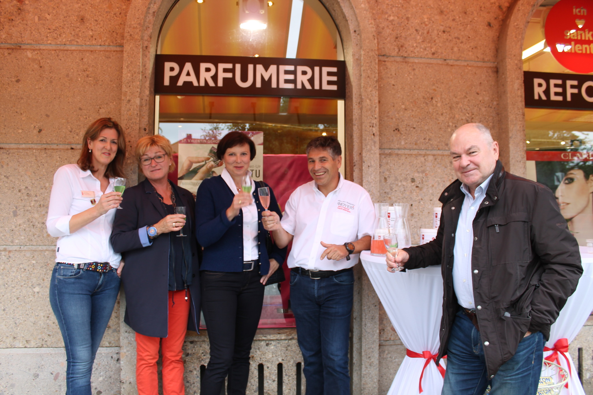 Unternehmer trotzden dem Regen auf der St. Valentiner Einkaufsnacht - Enns