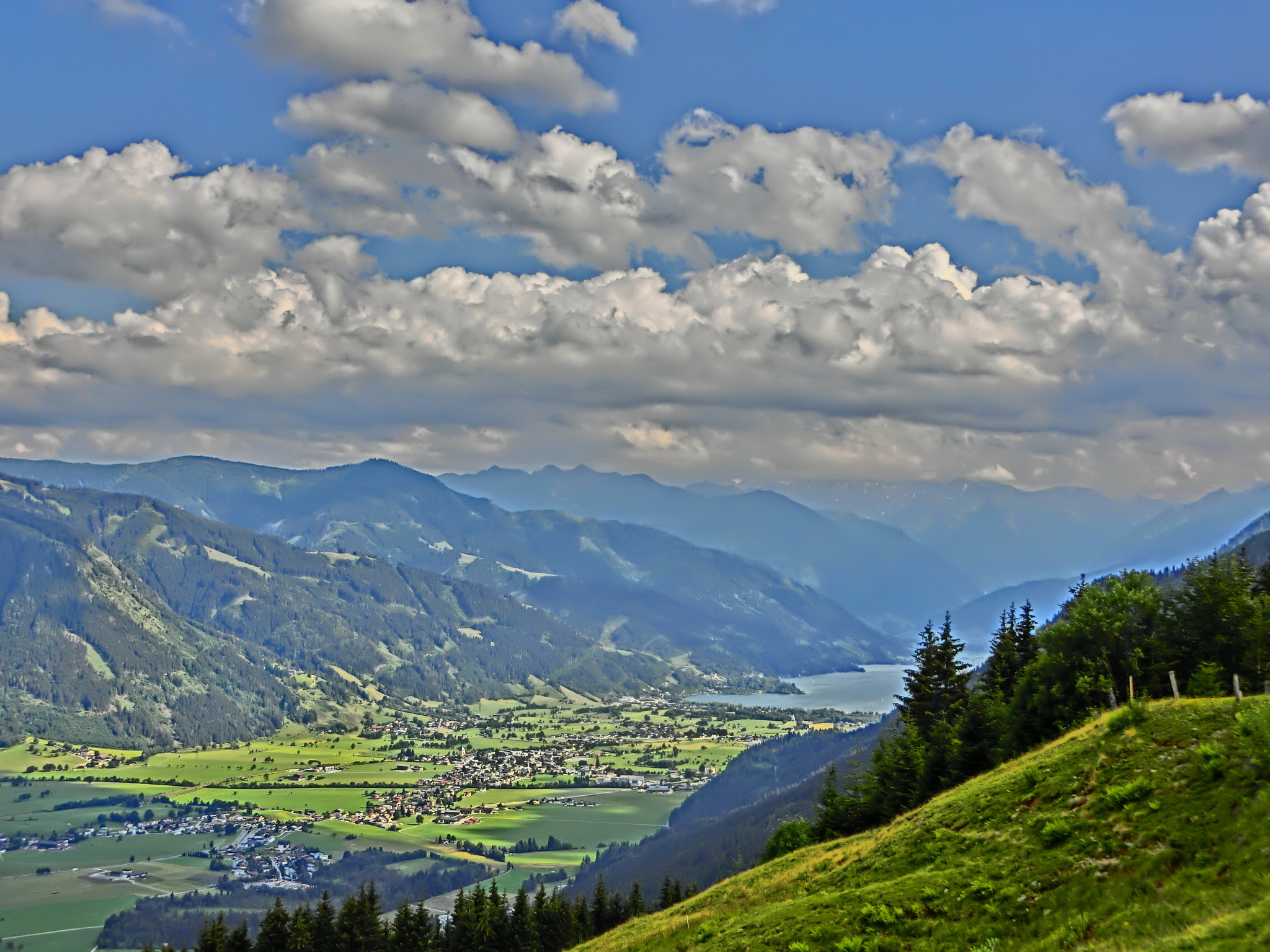 Schöner Pinzgau - Aussicht von der Örgenbauernalm mit dem Zeller See ...
