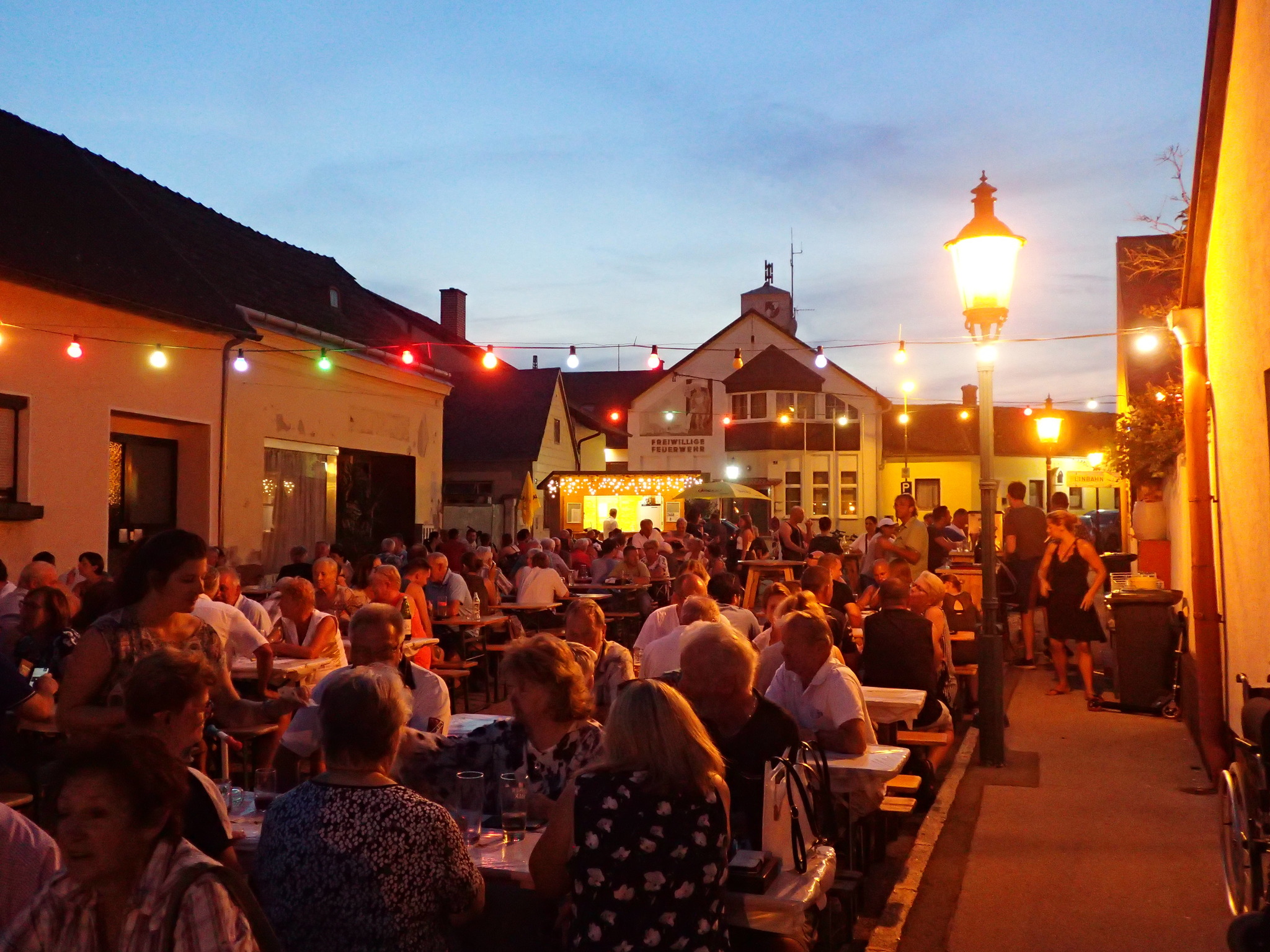 Viele Besucher beim Bahngasslheurigen in Sollenau... - Wiener Neustadt