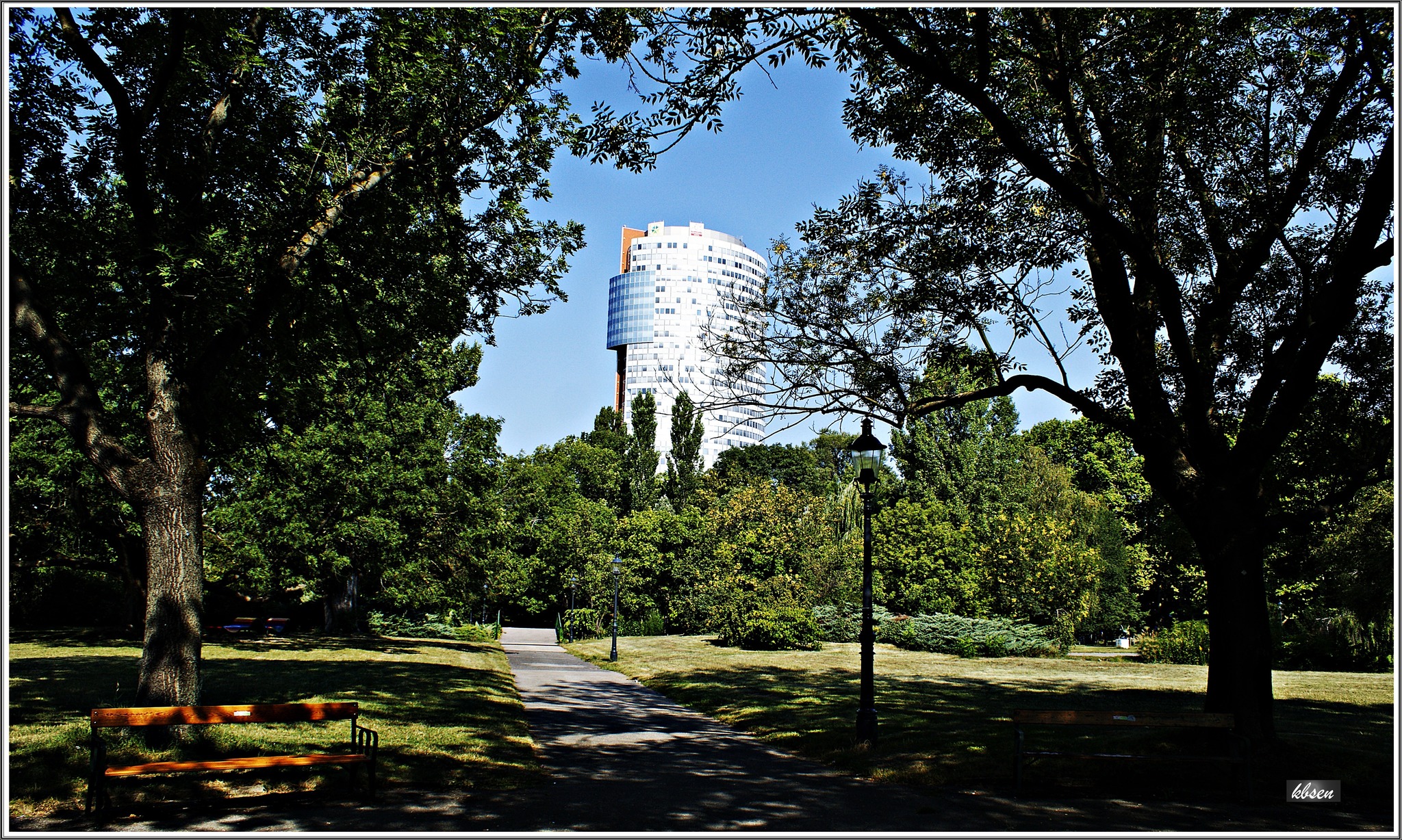 Wasserpark mit Floridotower - Brigittenau