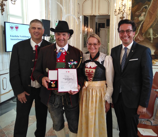 Vier Personen aus Bezirk Kitzbühel mit Verdienstmedaille ausgezeichnet ...