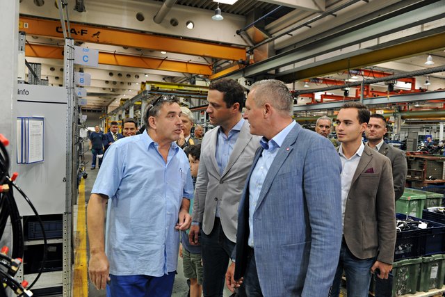 Verteidigungsminister Kunasek besucht Produktionsstätte der neuen ...