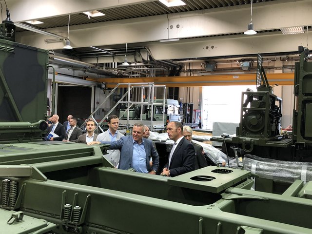 Neue LKW für das Bundesheer: Kunasek auf Shopping-Tour in Liesing - Liesing