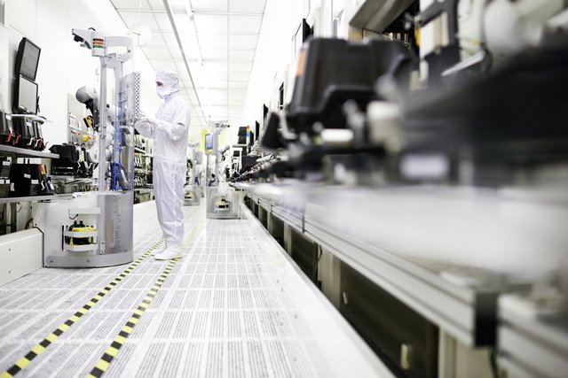 Reportage: Die WOCHE zu Besuch im Infineon Reinraum - Villach