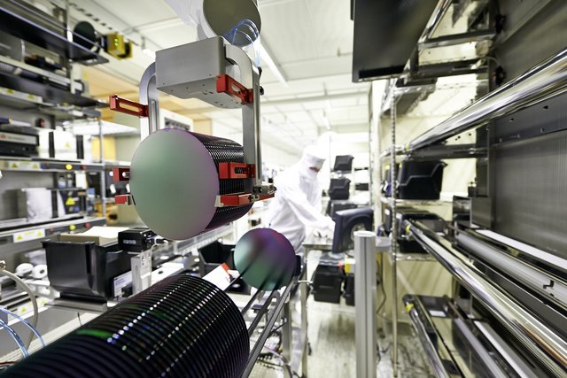 Reportage: Die WOCHE zu Besuch im Infineon Reinraum - Villach