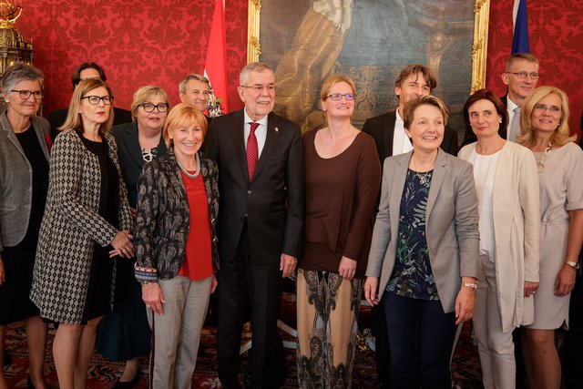 „70 Jahre Buchklub“: Bundespräsident Van der Bellen gratuliert in der ...