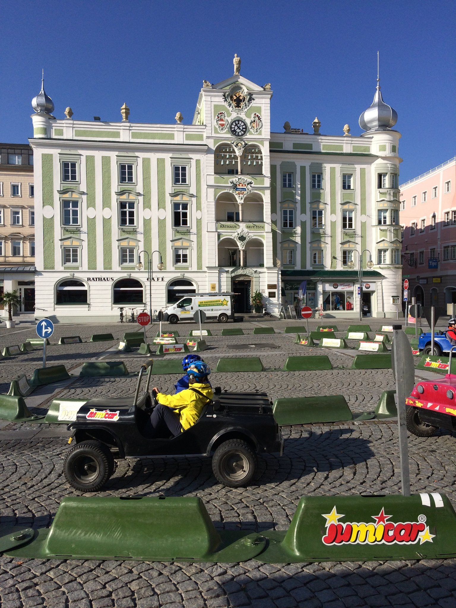 Jumicar am Rathausplatz: Volksschüler lernen Straßenregeln spielerisch ...