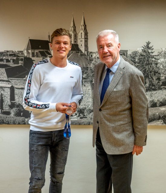 Zu Gast im Rathaus: Jan Bader errang Bronze bei der Jugend ...