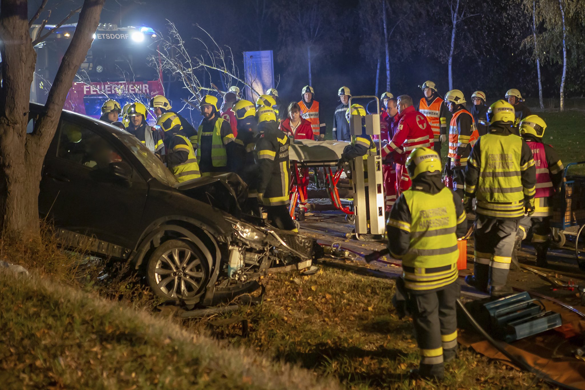 Einsatz: Menschenrettung nach schwerem Unfall auf der B-34 - Krems
