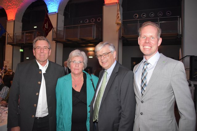 249 junge Damen und Herren im Congress gefeiert: Galaabend der Meister ...