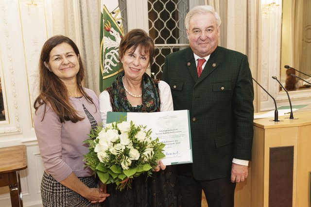 Ehrenvolle Auszeichnungen: Goldene Ehrenzeichen und Volkskulturpreis ...