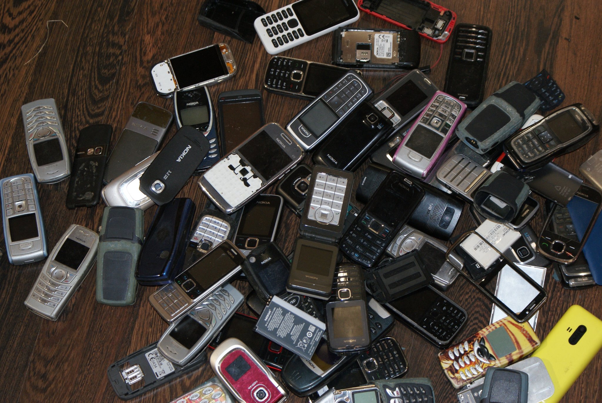 "Handyhugo": Mit altem Handy Gutes tun - Perg