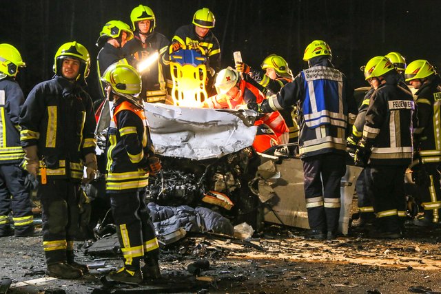 Schwerer Unfall auf der B20: Vier Verletzte und ein Todesopfer bei Autounfall - Braunau