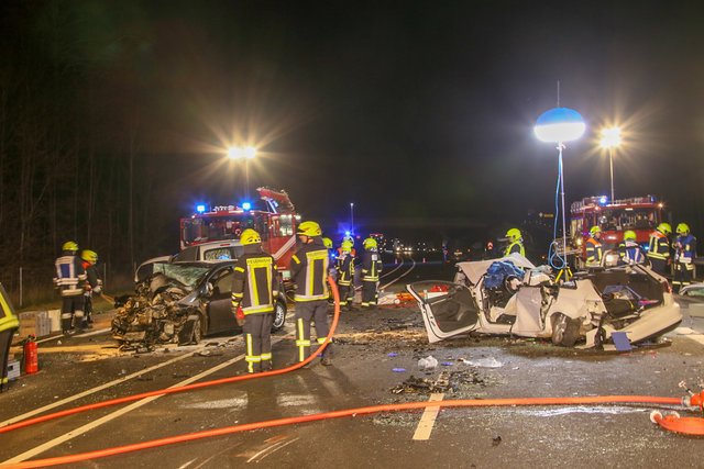 Schwerer Unfall auf der B20: Vier Verletzte und ein Todesopfer bei Autounfall - Braunau