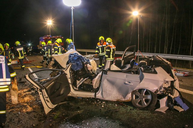 Schwerer Unfall auf der B20: Vier Verletzte und ein Todesopfer bei Autounfall - Braunau