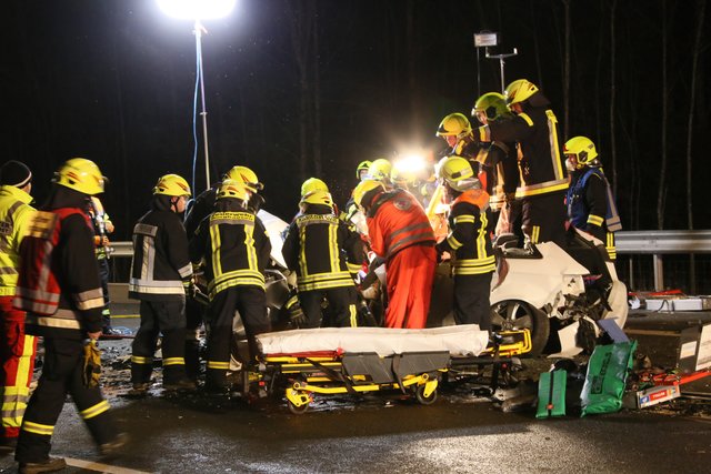 Schwerer Unfall auf der B20: Vier Verletzte und ein Todesopfer bei Autounfall - Braunau