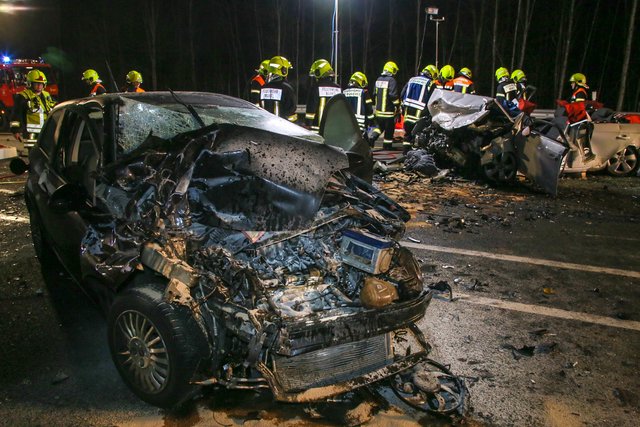 Schwerer Unfall auf der B20: Vier Verletzte und ein Todesopfer bei Autounfall - Braunau