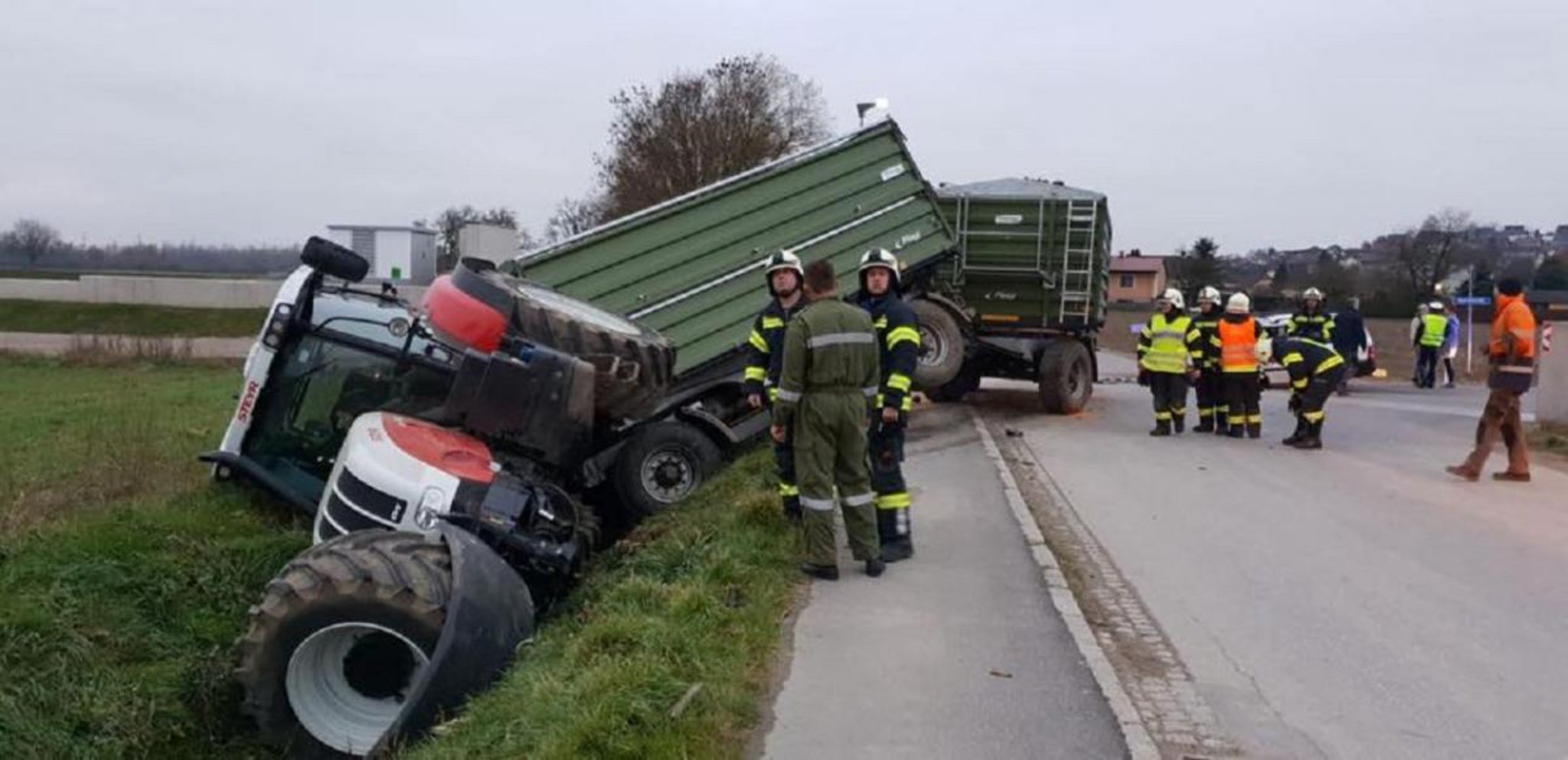Schwerer Unfall: Traktorgespann und Auto stießen zusammen - Perg
