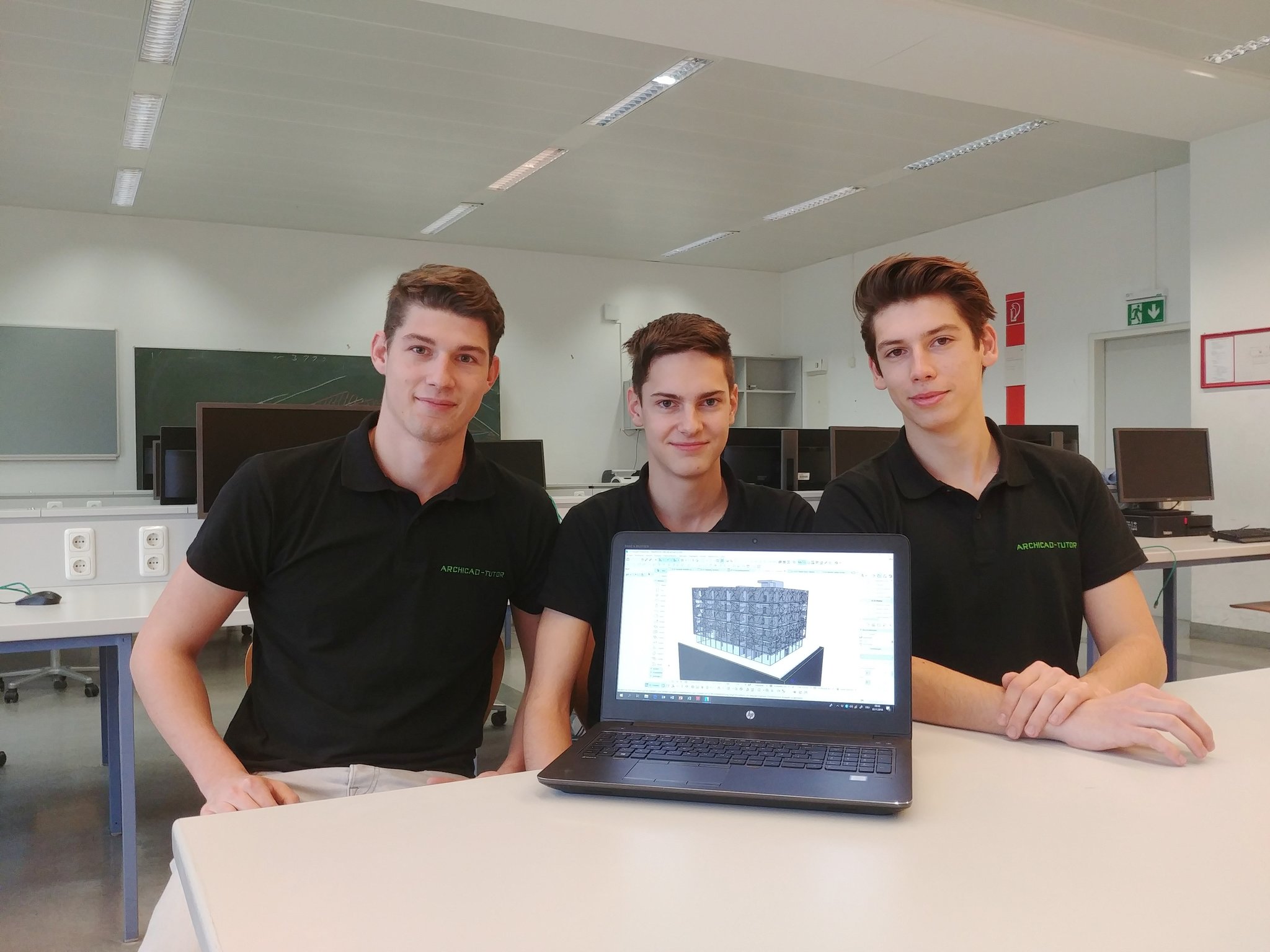 HTL1 Bau & Design Linz: HTL1-Schüler mit Plan - Urfahr-Umgebung