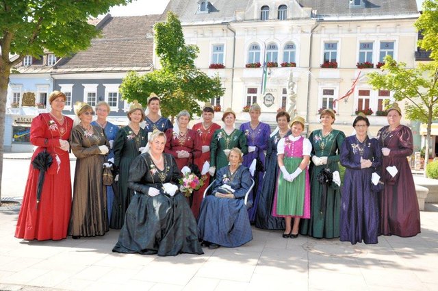 Spendenaktion: Goldhaubenfrauen spenden für Hochwasseropfer - Feldkirchen