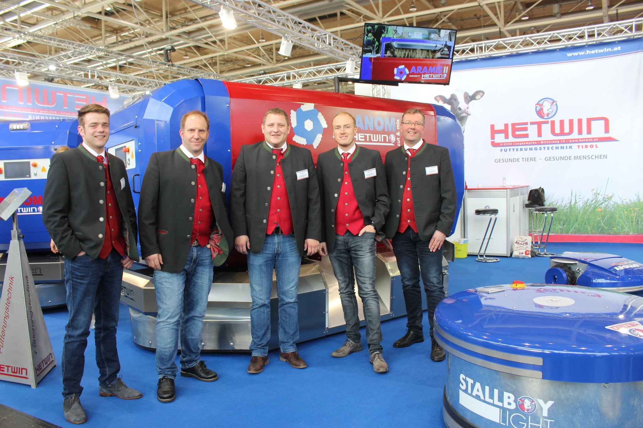 Automatisierung im Stall: Autonom fahrende Roboter füttern die Kühe der ...