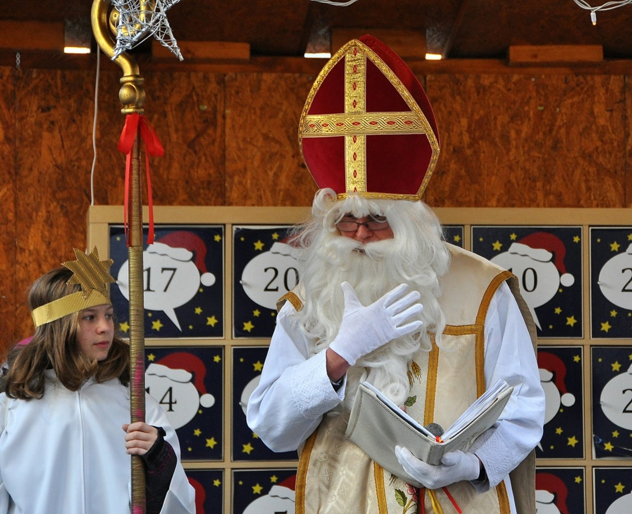 Nikolausmarkt: Kinder aus Hermagor freuten sich über den Nikolo-Besuch ...