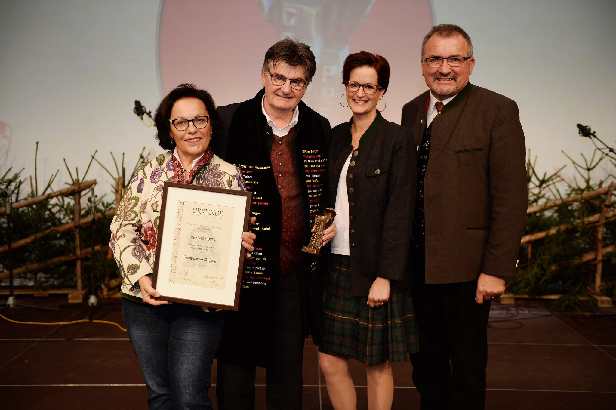 Ehrung mit der Georg-Bucher-Skulptur - Klagenfurt Land