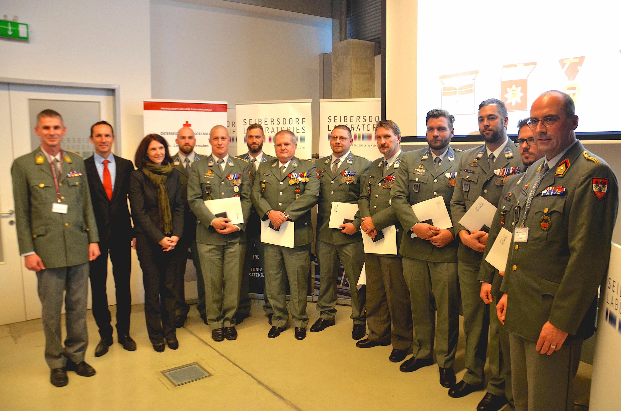 Auszeichnung für Soldaten: Verdienstzeichen "Pro Merito" für ABC ...