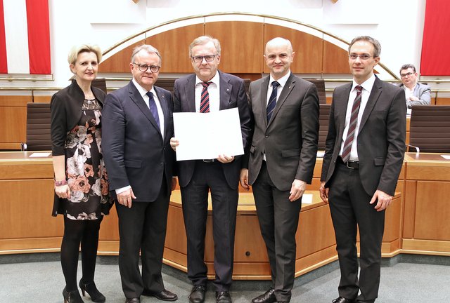 Auszeichnung erhalten: Gymnasium Dir. a.D. Karl Pinter zum Hofrat ...