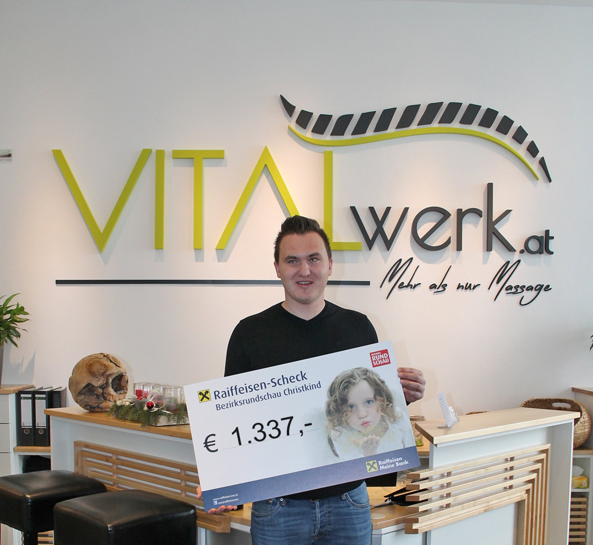 Julian Brandl vom "Vitalwerk" spendet 1.337 Euro für BezirksRundschau ...