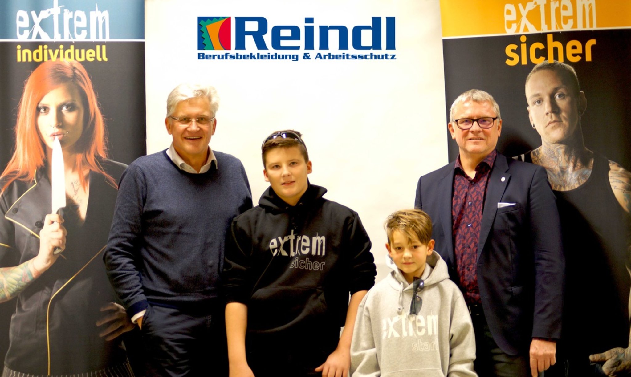 Firma Reindl: Gewinner holten ihr Paket an Freizeitkleidung ab - Schärding