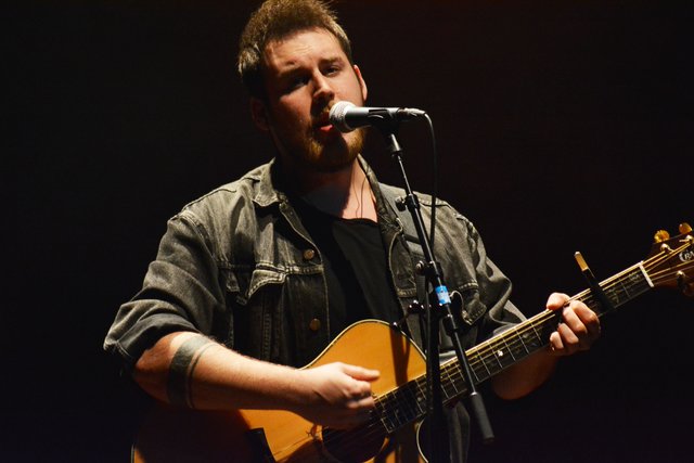 Der Singer und Songwriter präsentiert Debütalbum im Kunsthaus Weiz ...