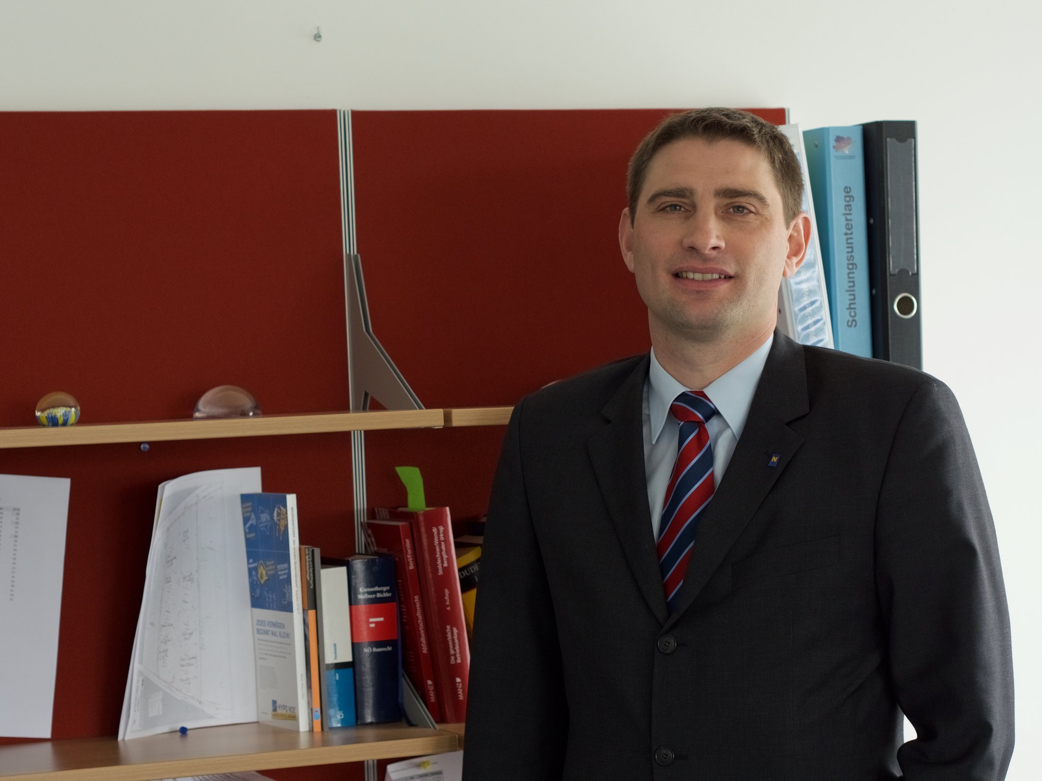 Behörde: Engel landet in der Bezirkshauptmannschaft - Neunkirchen