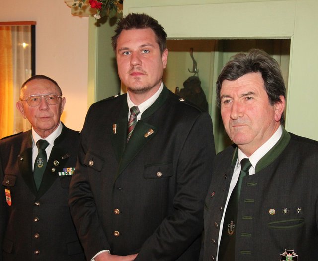 Einstimmiger Beschluss des ÖKB Stainz: Ferry Thomann trägt die Fahne ...