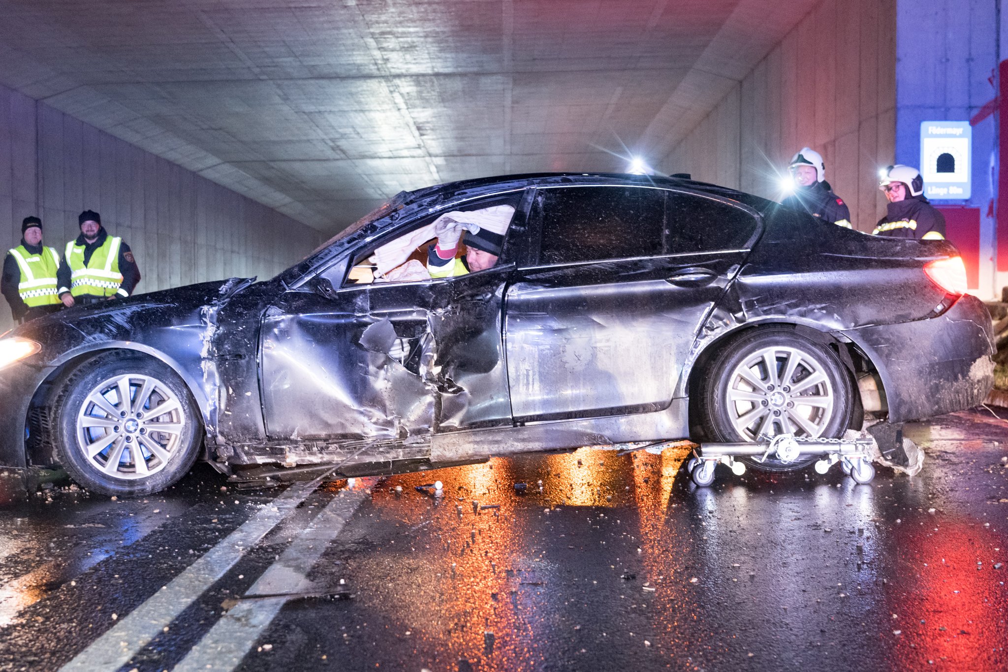 Unfall auf der B309: Auto rammt Radarbox - Enns