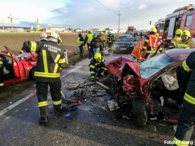 Schwerer Verkehrsunfall auf der B3 - Perg