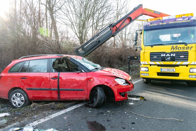 Schwerer Unfall in Ansfelden fordert zwei Verletzte - Linz-Land