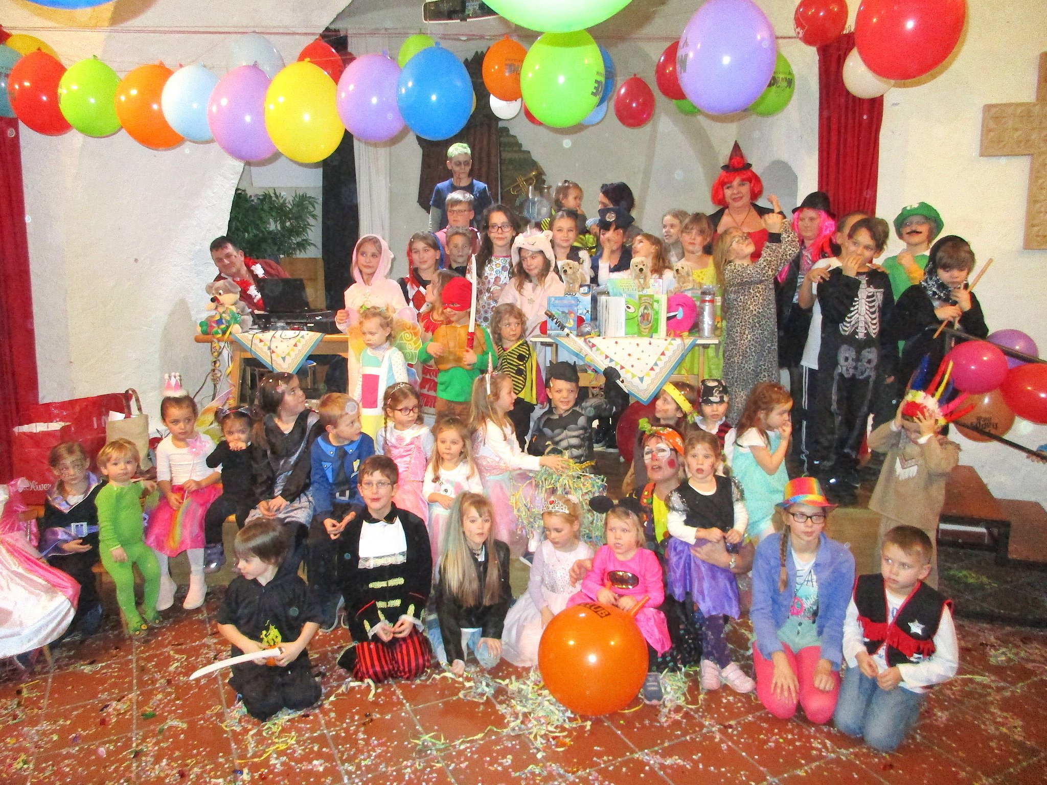 Kinder genießen Faschingsfest im Schloss Rossatz - Krems